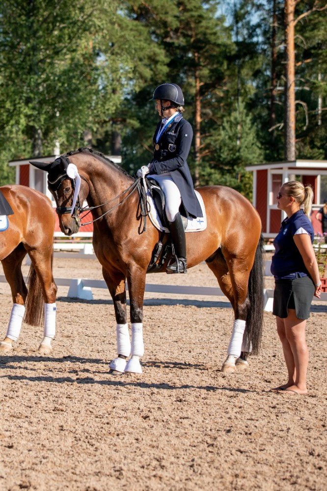 Koulu- ja pararatsastuksen hallimestaruudet jaettiin – Maria Pyykönen ...